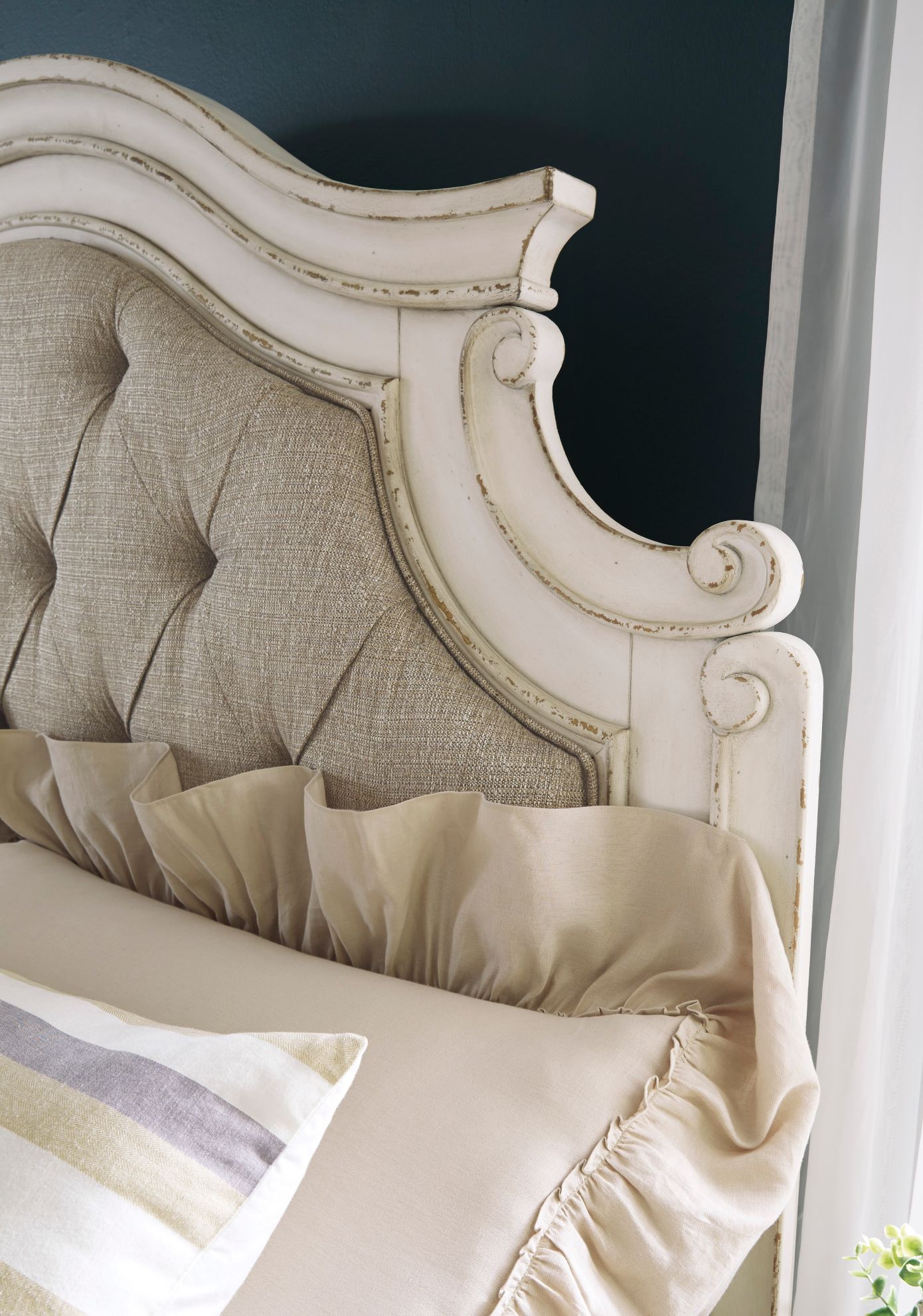 Realyn queen bed store