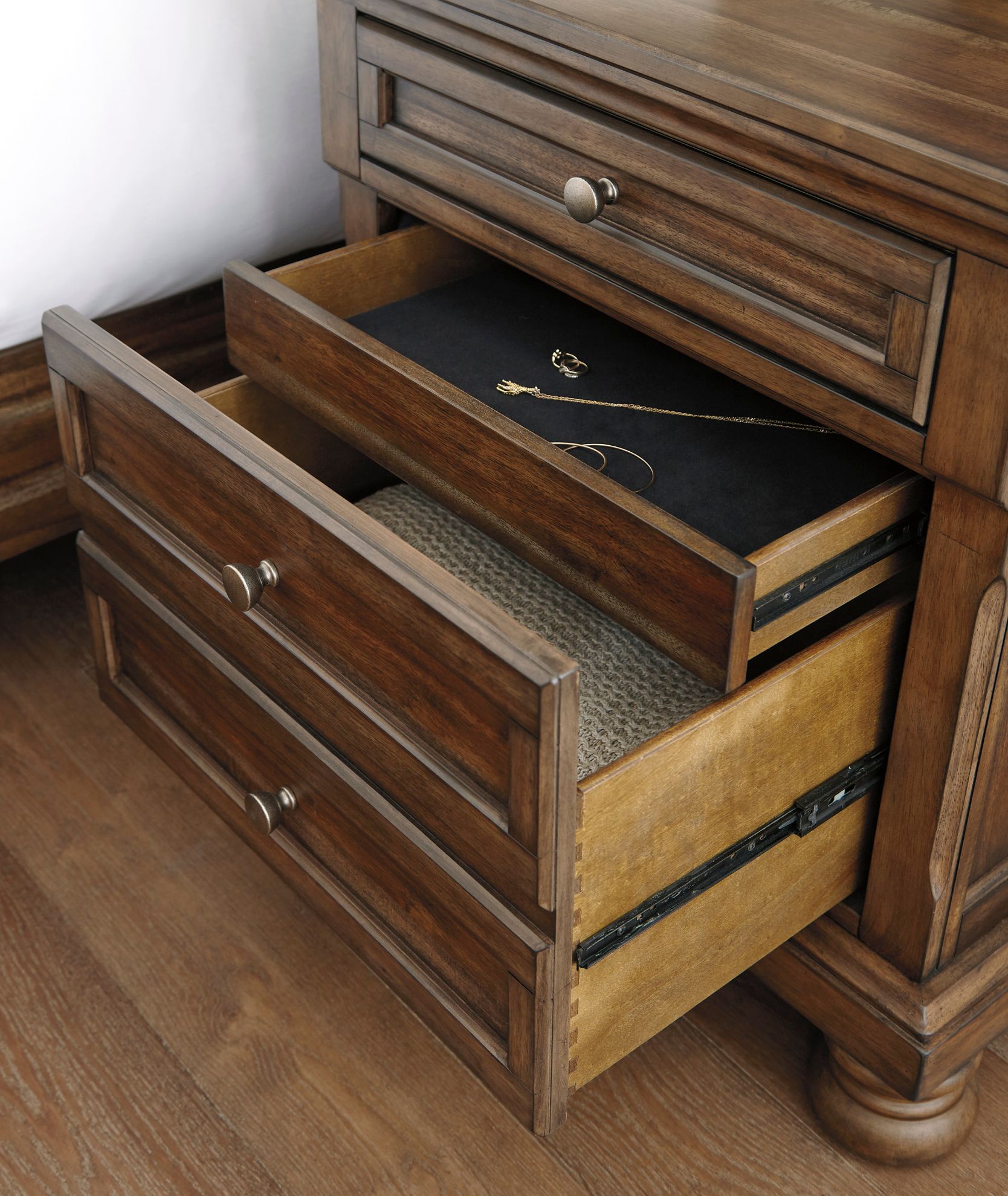 Flynnter nightstand store